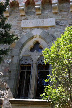 Les fenêtres, toutes de forme ogivale, sont percées de trilobés. Le ...